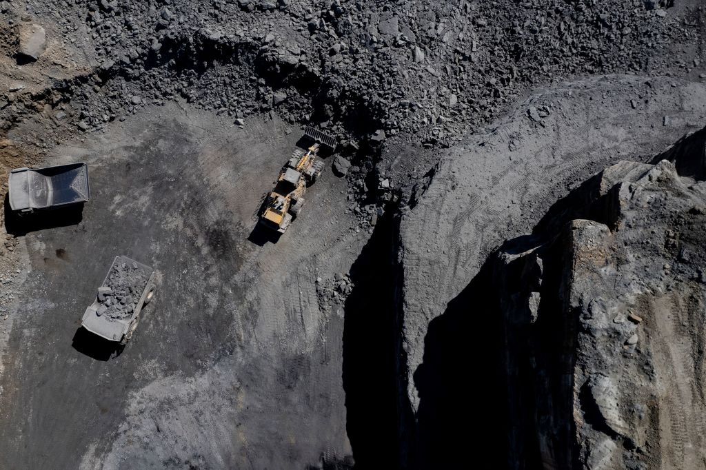 Kentucky Coal Plant Collapses, Killing One and Trapping Another ...