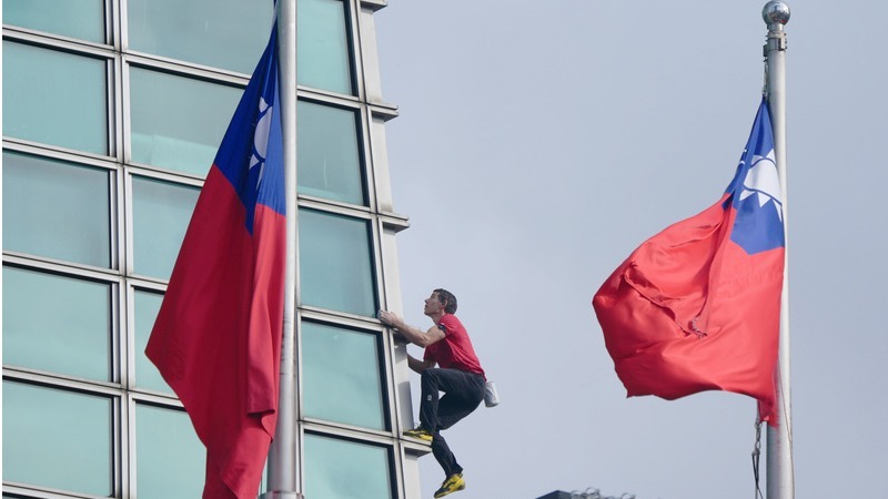 Alex Honnold Free-Solos Taipei 101 in Netflix Global Livestream ...