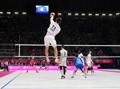 Japanese Volleyball Player Performs Dogeza Apology After Accidental Hit ...
