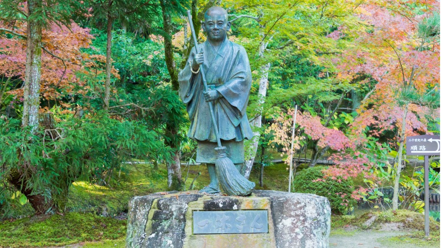 Why Buddhist Monks Sweep the Same Courtyard Every Day - Vision Times